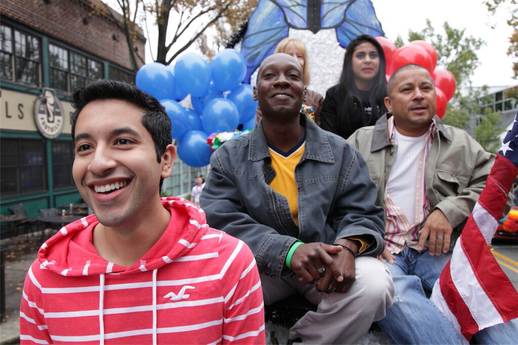 Ser indocumentado y gay: la historia que Moisés Serrano relata por su ...